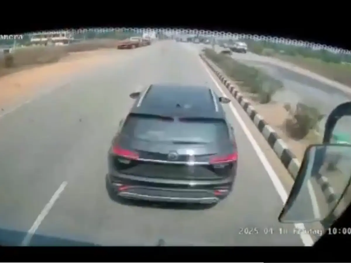 కరీంనగర్ జిల్లా రేణికుంట టోల్‌గేట్ వద్ద ఆర్టీసీ బస్సు బీభ‌త్సం